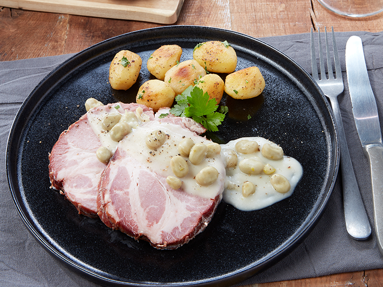 Collet de porc fumé, fèves et grenailles rissolées | Colruyt